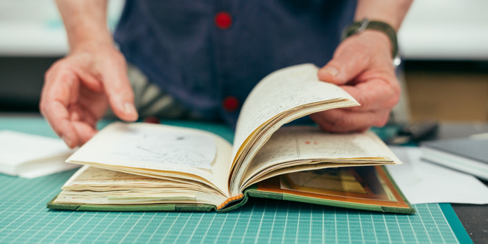 Conoce a Douglas Bevan, maestro encuadernador - MOO Blog