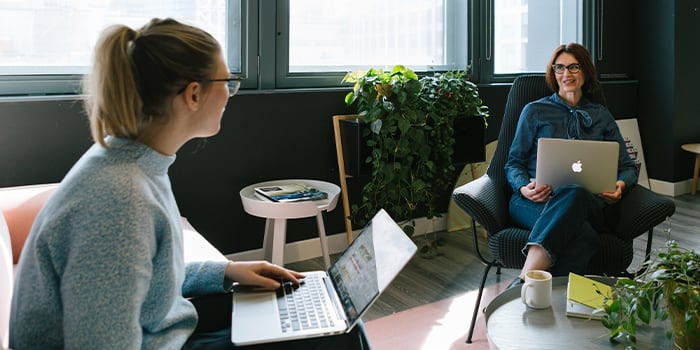 How to welcome a new employee like a pro: 7 tips - MOO Blog