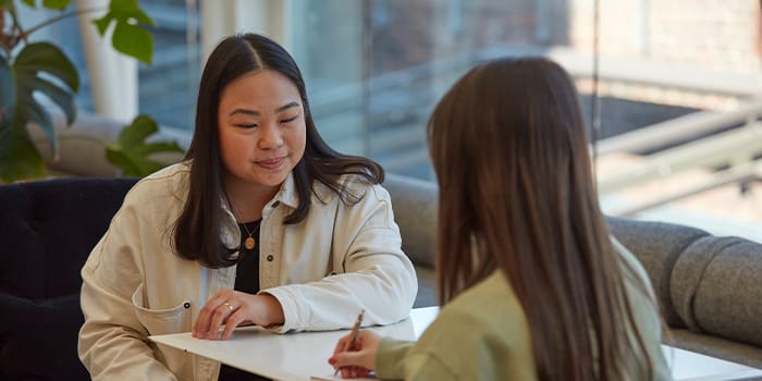 How to welcome a new employee like a pro: 7 tips - MOO Blog